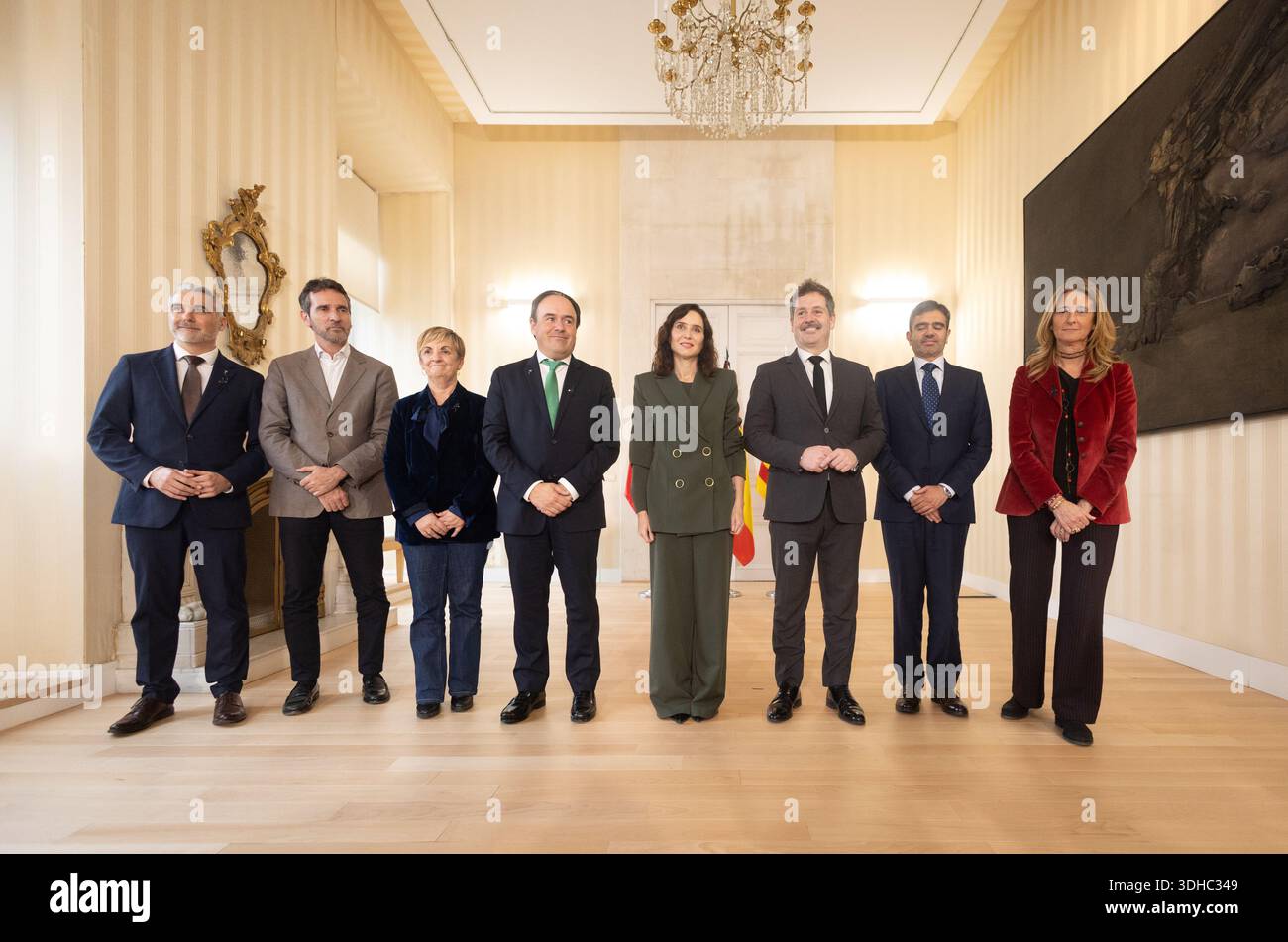 The President of the Community of Madrid, Isabel Díaz Ayuso (4r), and ...