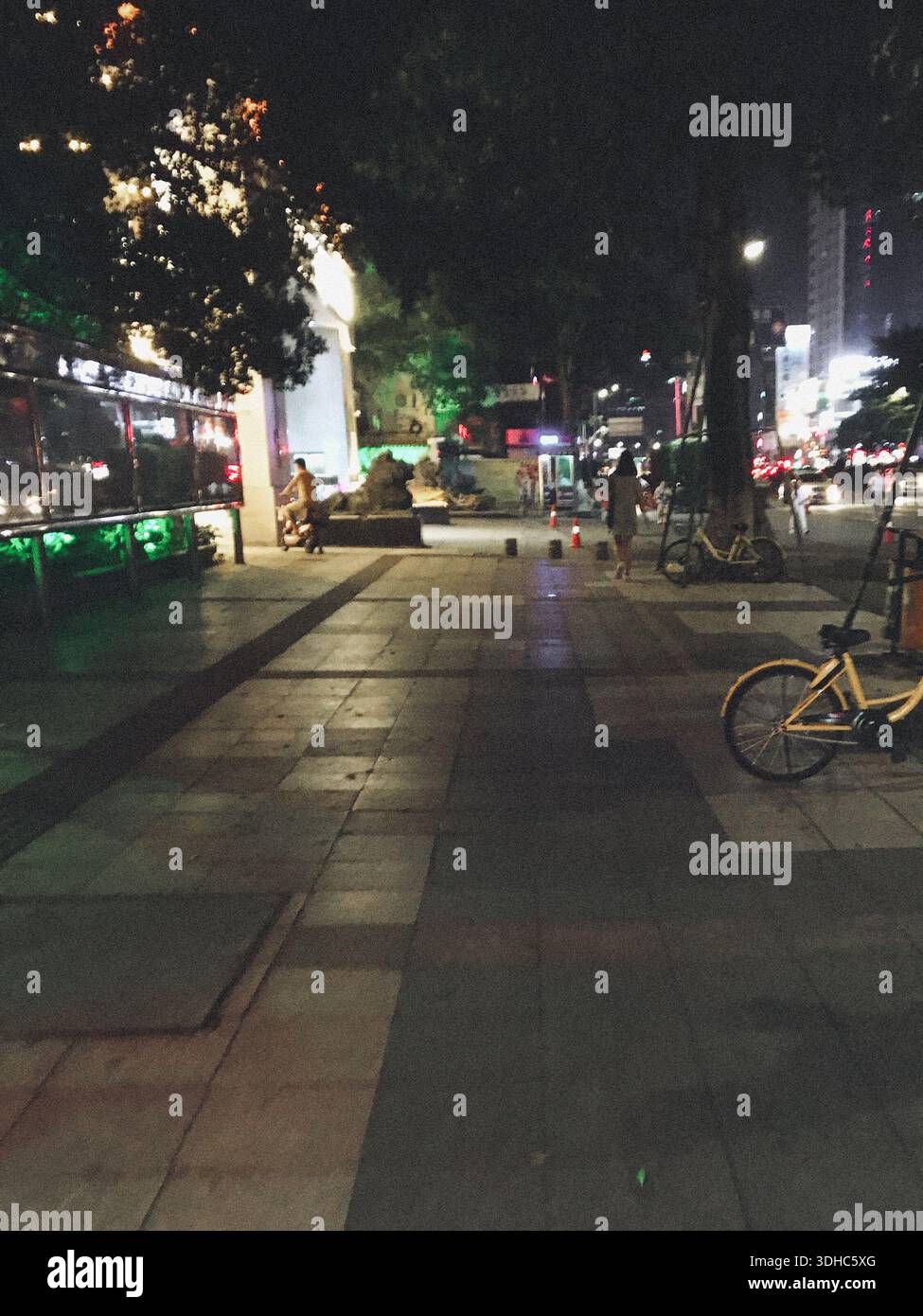 Nighttime city street scene hi-res stock photography and images - Alamy