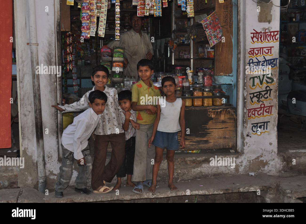 People stand outside clothing hi-res stock photography and images - Alamy