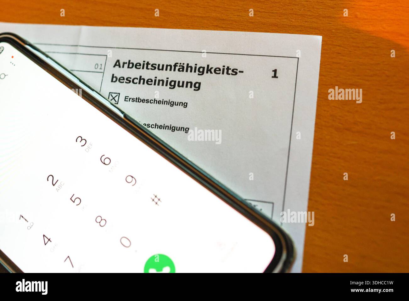 Stockbilder 01/2026 Handy mit Krankschreibeung *** Stock photos 01 2026 ...