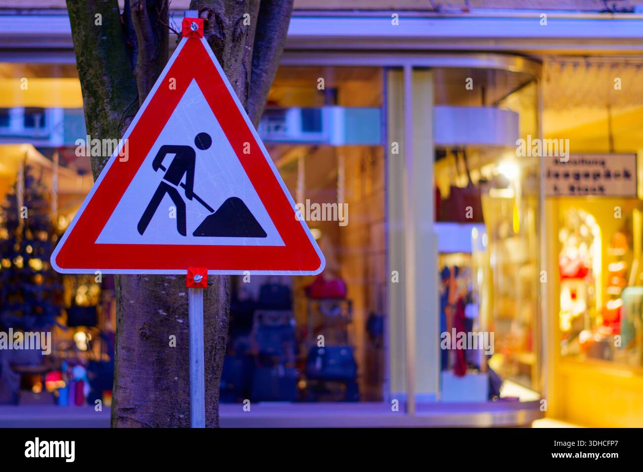 Baustellenschild. Bauarbeiten in der Einkaufstraße. Bad Reichenhall ...