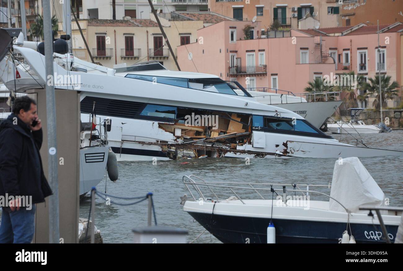 Palermo, Italy. 21st Jan, 2026. Palermo. Damage caused by Cyclone Harry ...