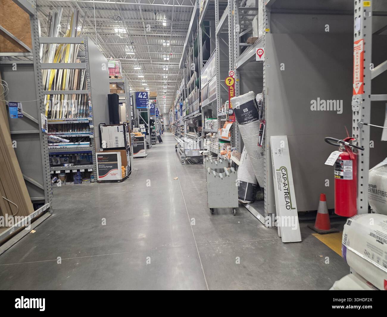 Lowes home products store hi-res stock photography and images - Alamy
