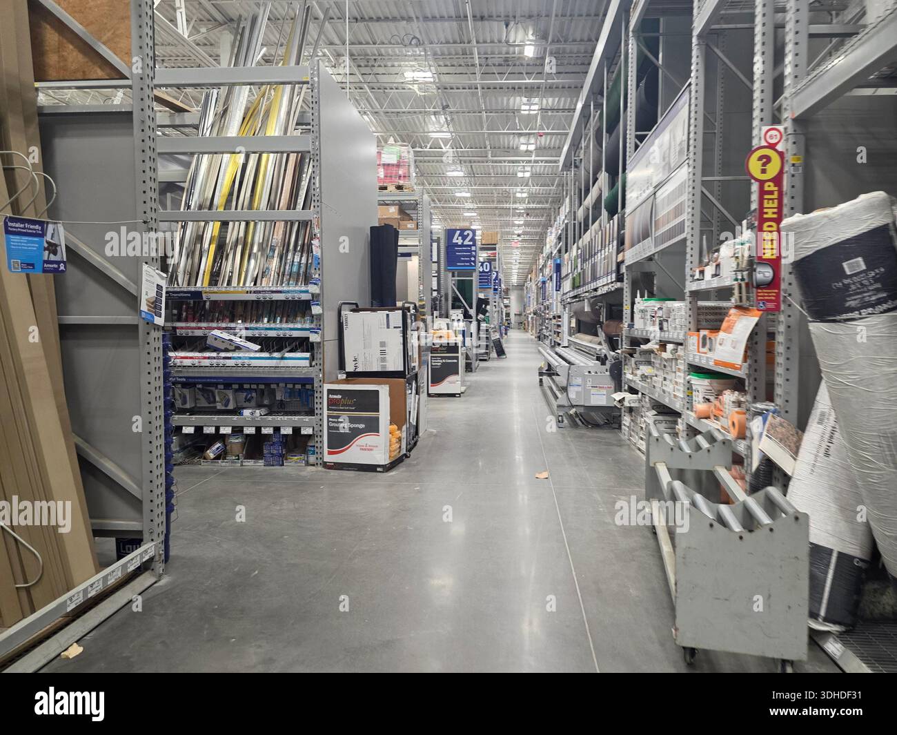 Lowes home products store hi-res stock photography and images - Alamy