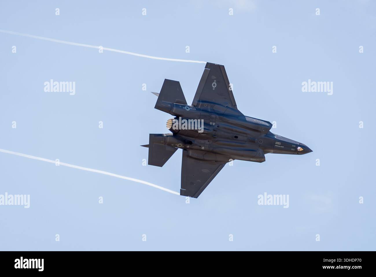 View from below of a U.S. Air Force F-35 Lightning II stealth strike ...