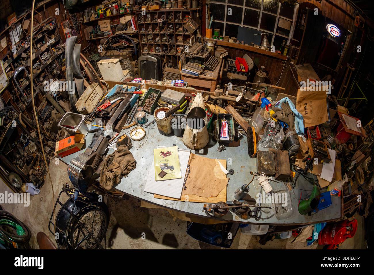 Car mechanics work bench hi-res stock photography and images - Alamy