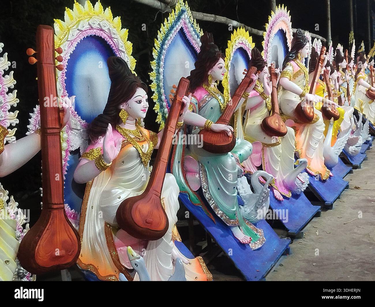 Dhaka, Bangladesh. 22nd Jan, 2026. An artist applies decorative touches ...