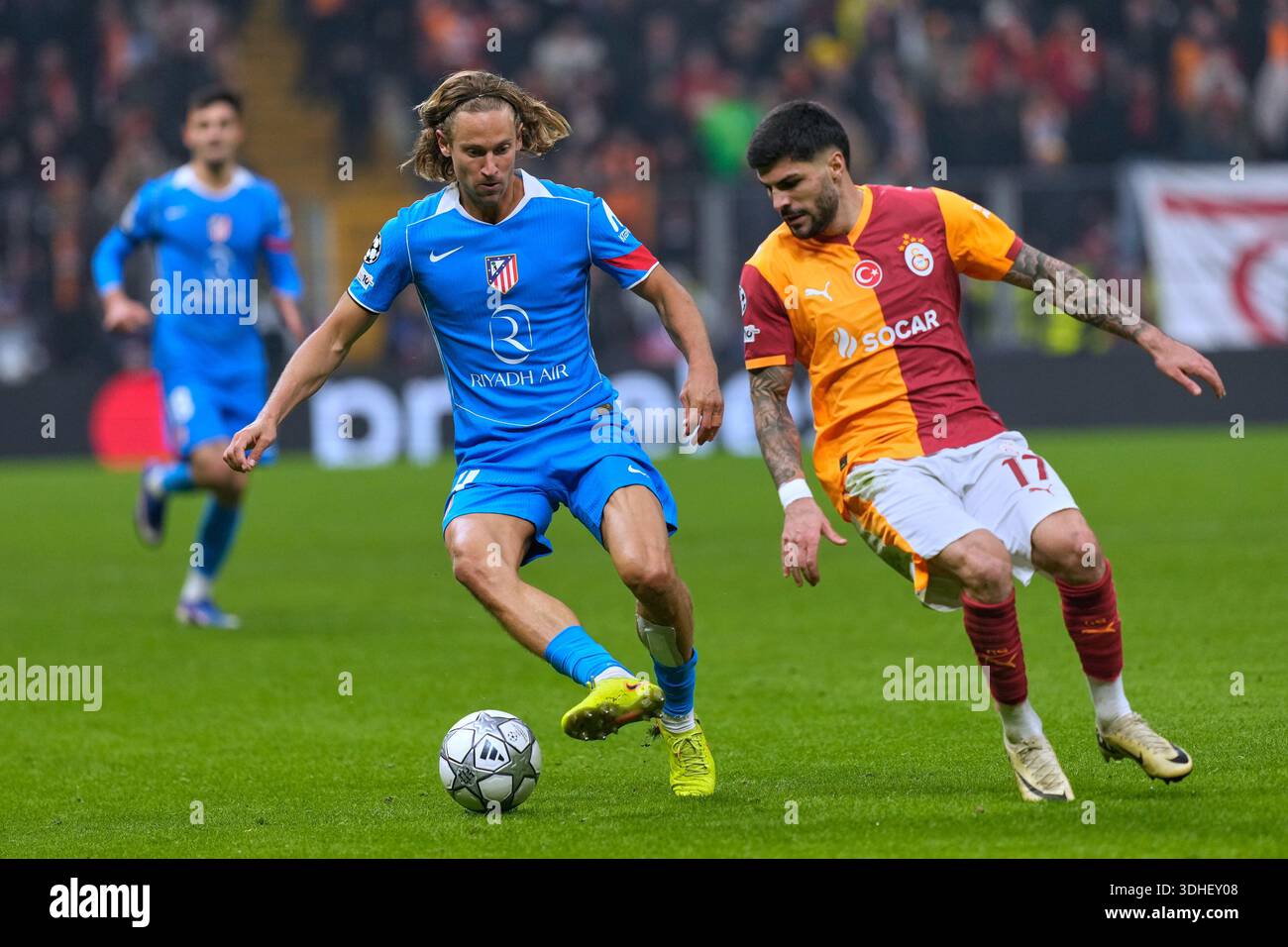 Atletico Madrid's Marcos Llorente, left, vies for the ball with ...