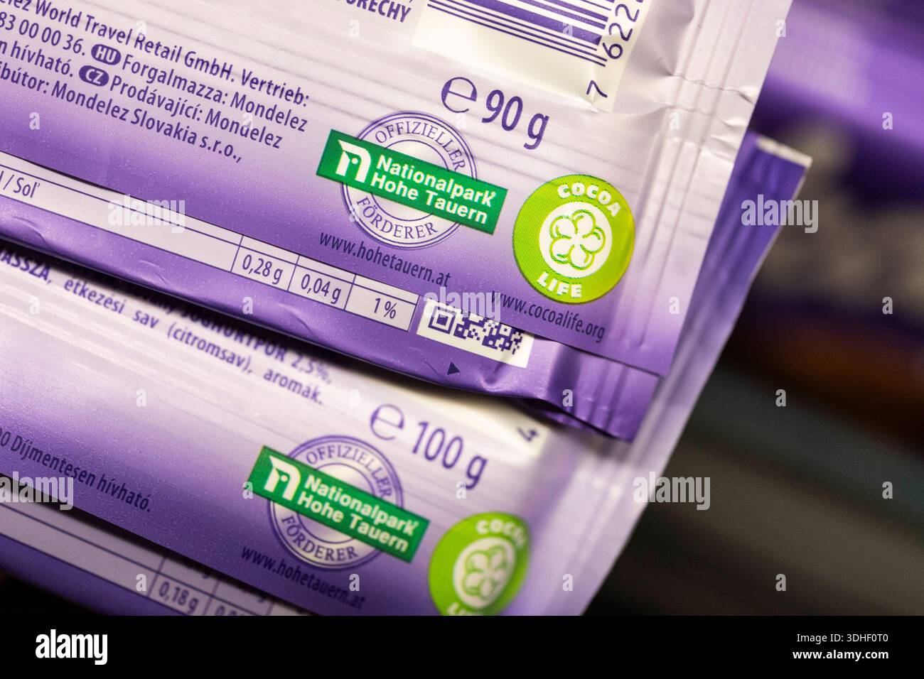 Rückseite zweier Milka Schokoladentafeln mit 90g und 100g Symbolbild 21 ...