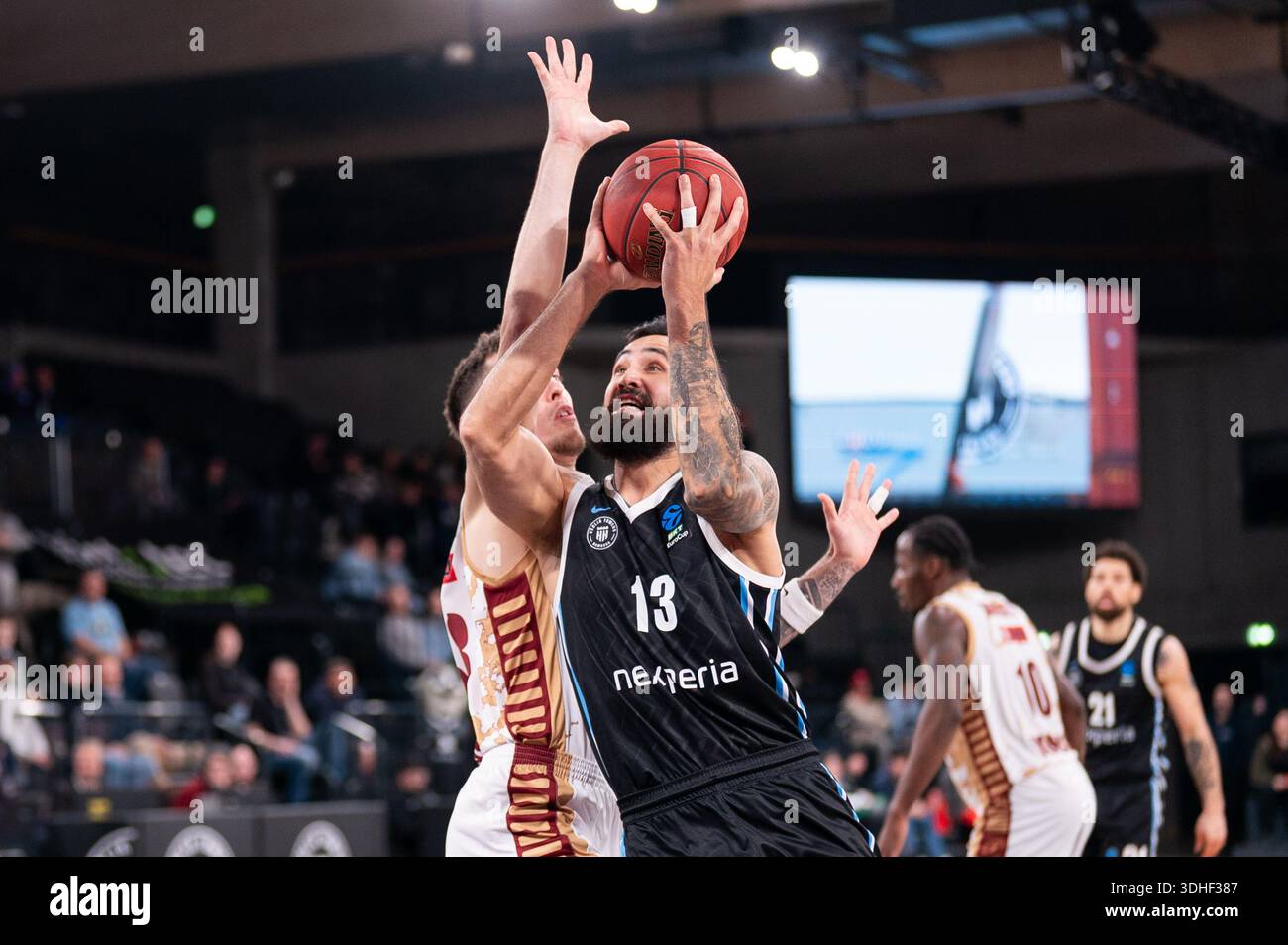 Martin Breunig (Veolia Towers Hamburg, #13) with the layup, Kyle ...
