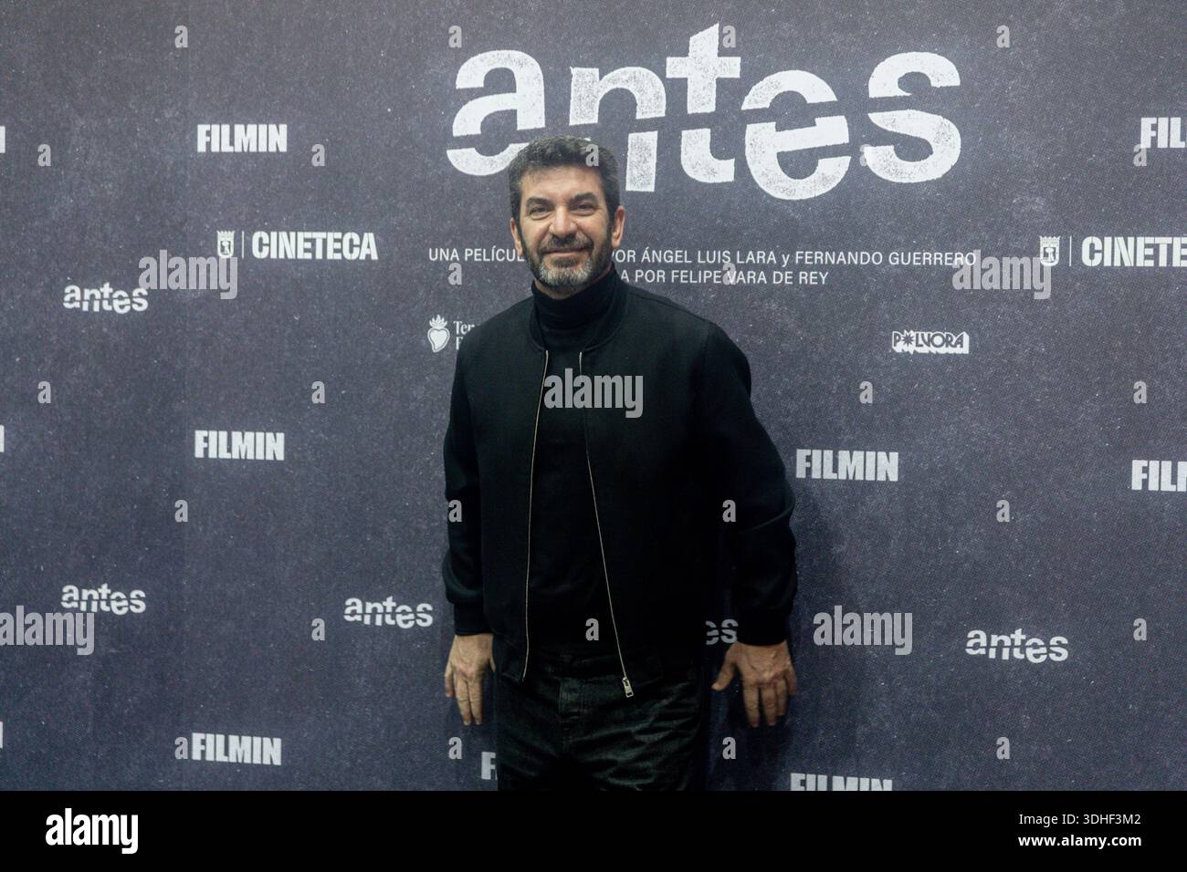 Presenter Arturo Valls poses during the premiere of the film 'Antes ...