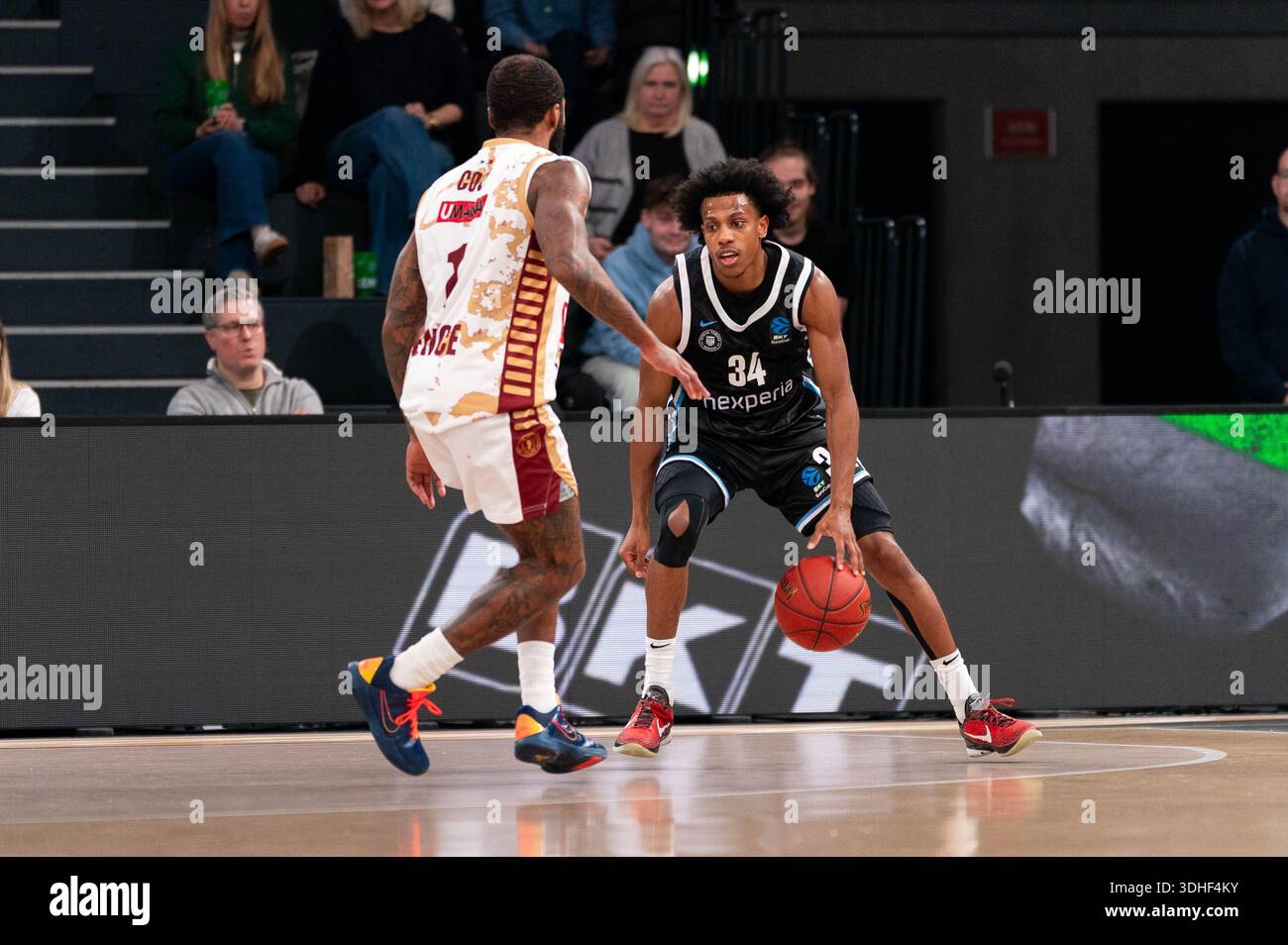 Ross Williams (Veolia Towers Hamburg, #34) dribbling against RJ Cole ...