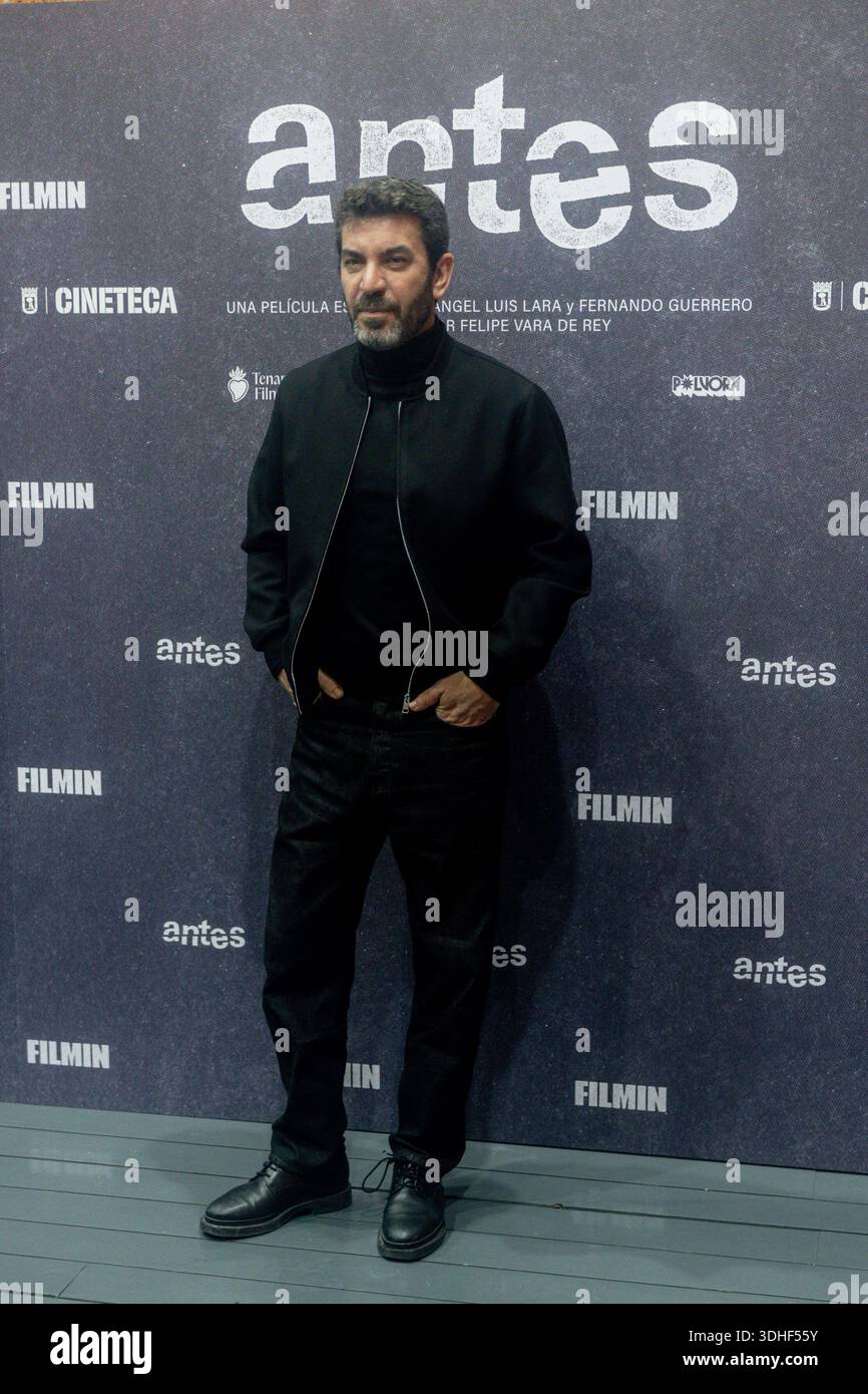 Presenter Arturo Valls poses during the premiere of the film 'Antes ...