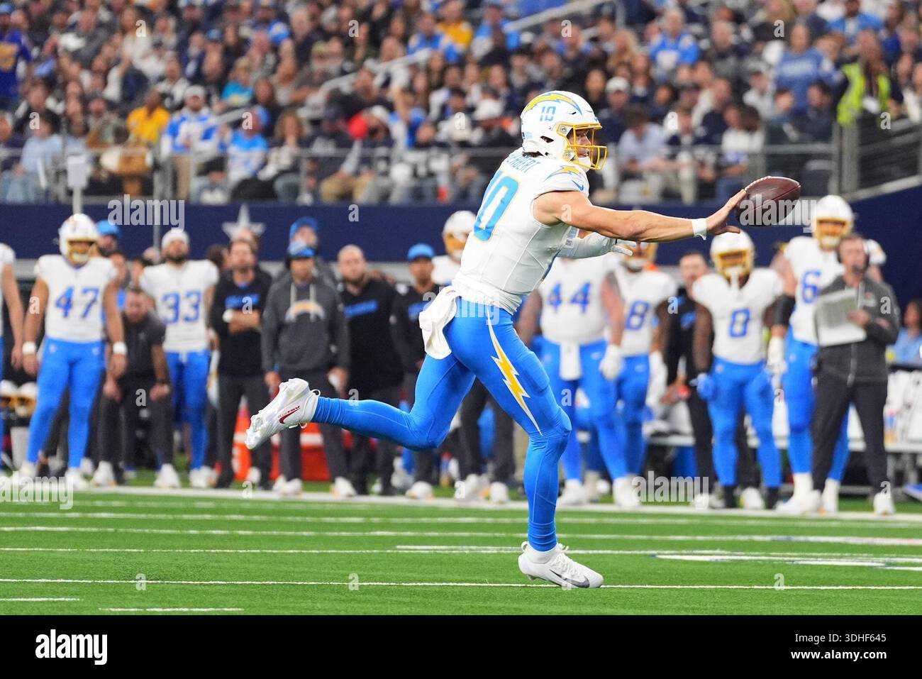 Los Angeles Chargers quarterback Justin Herbert (10) throws a pass ...