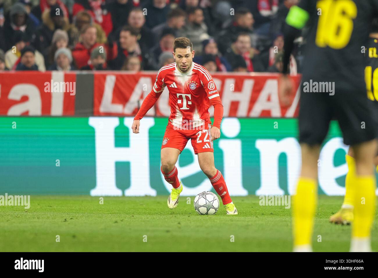 Raphael Guerreiro (FC FC Bayern Munich, #22), GER, FC FC Bayern Munich ...