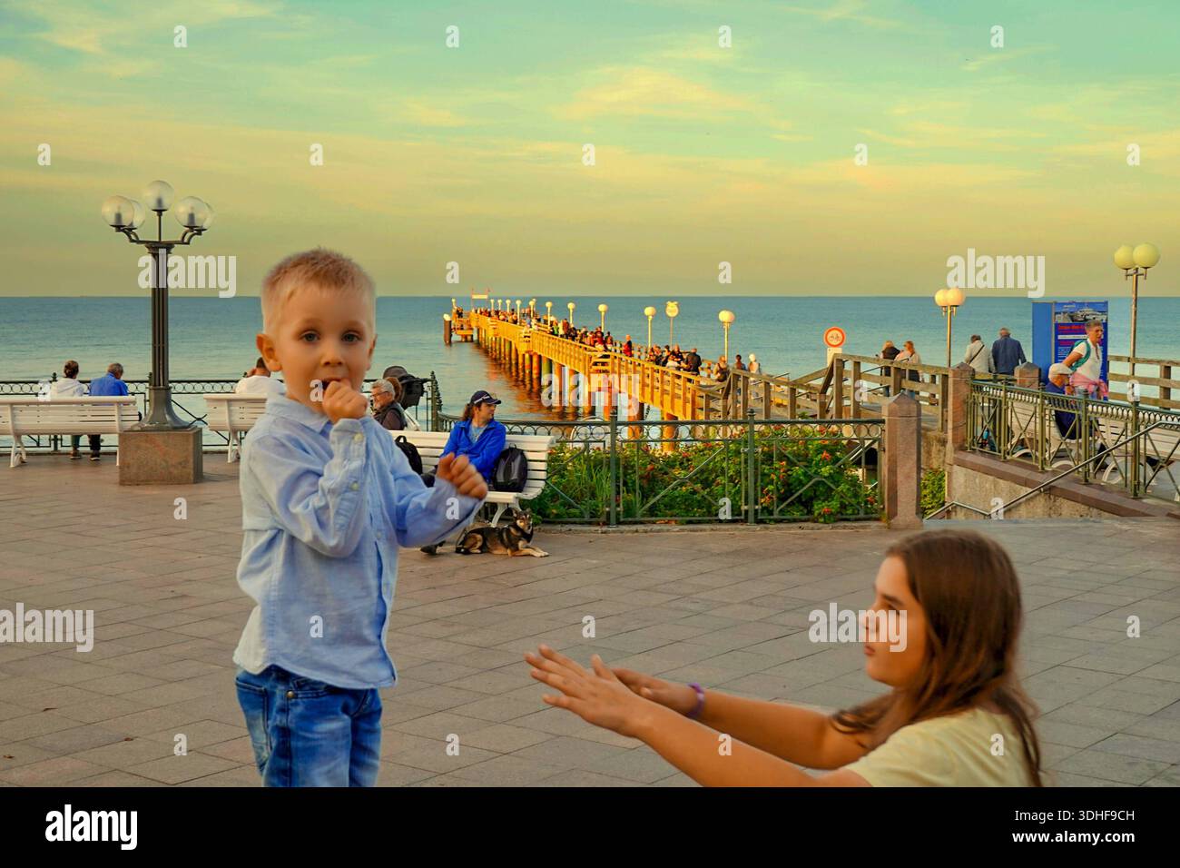 Die Seebrücke in Kühlungsborn-Ostsee mit vielen Touristen - gesehen am ...