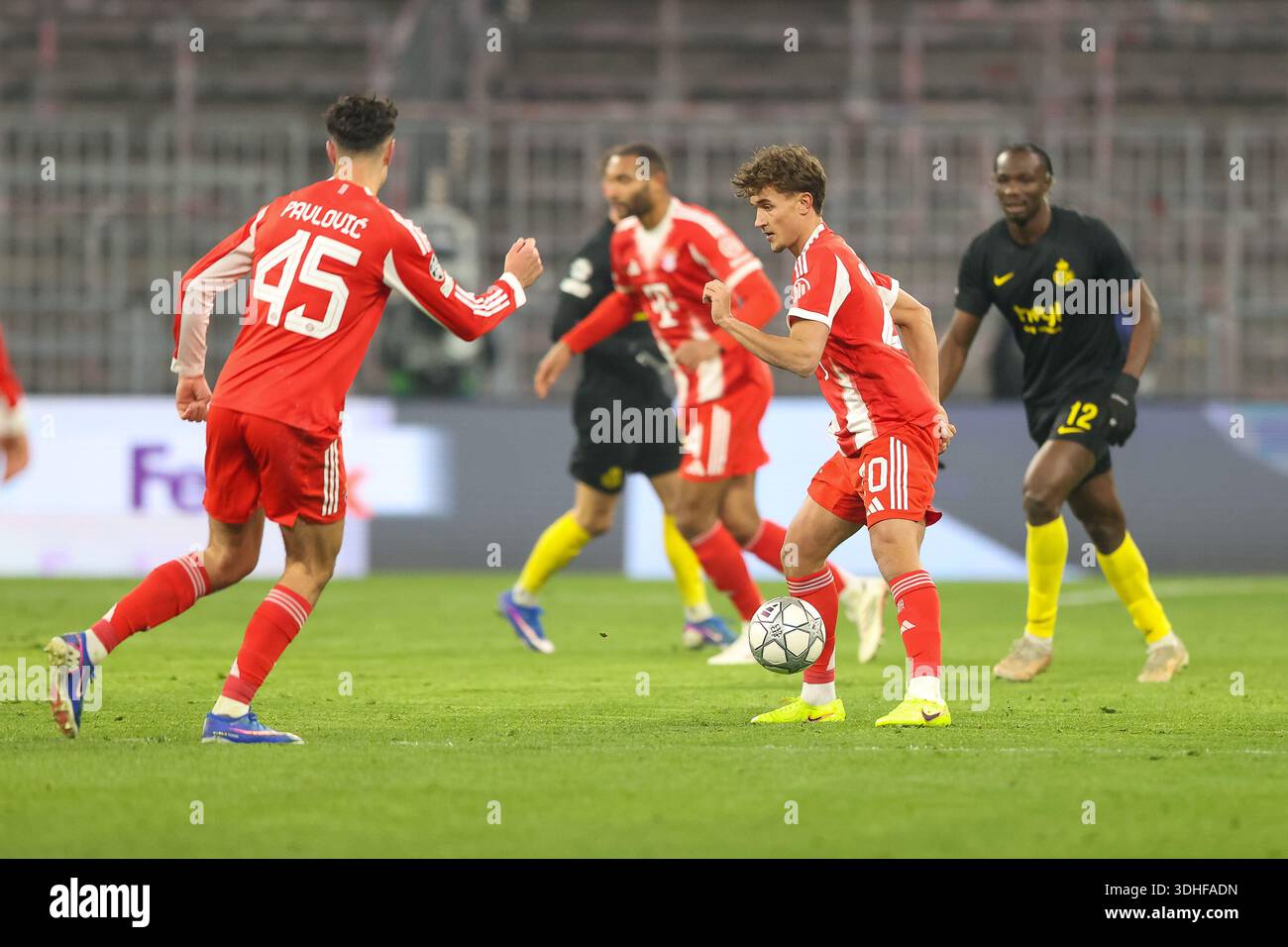 Tom Bischof (FC FC Bayern Munich, #20) with Aleksandar Pavlovic (FC FC ...