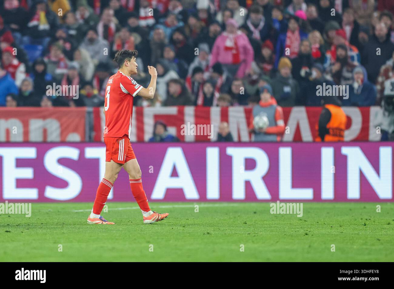Yellow-red card for Minjae Kim (FC FC Bayern Munich, #03), GER, FC FC ...
