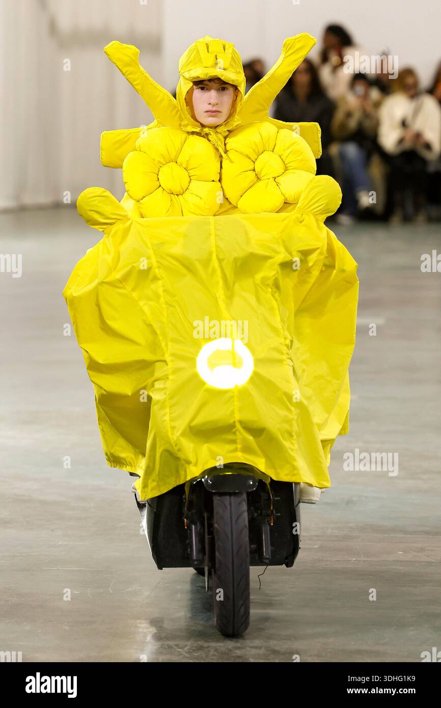 Elegantes Walter Van Beirendonck Bild