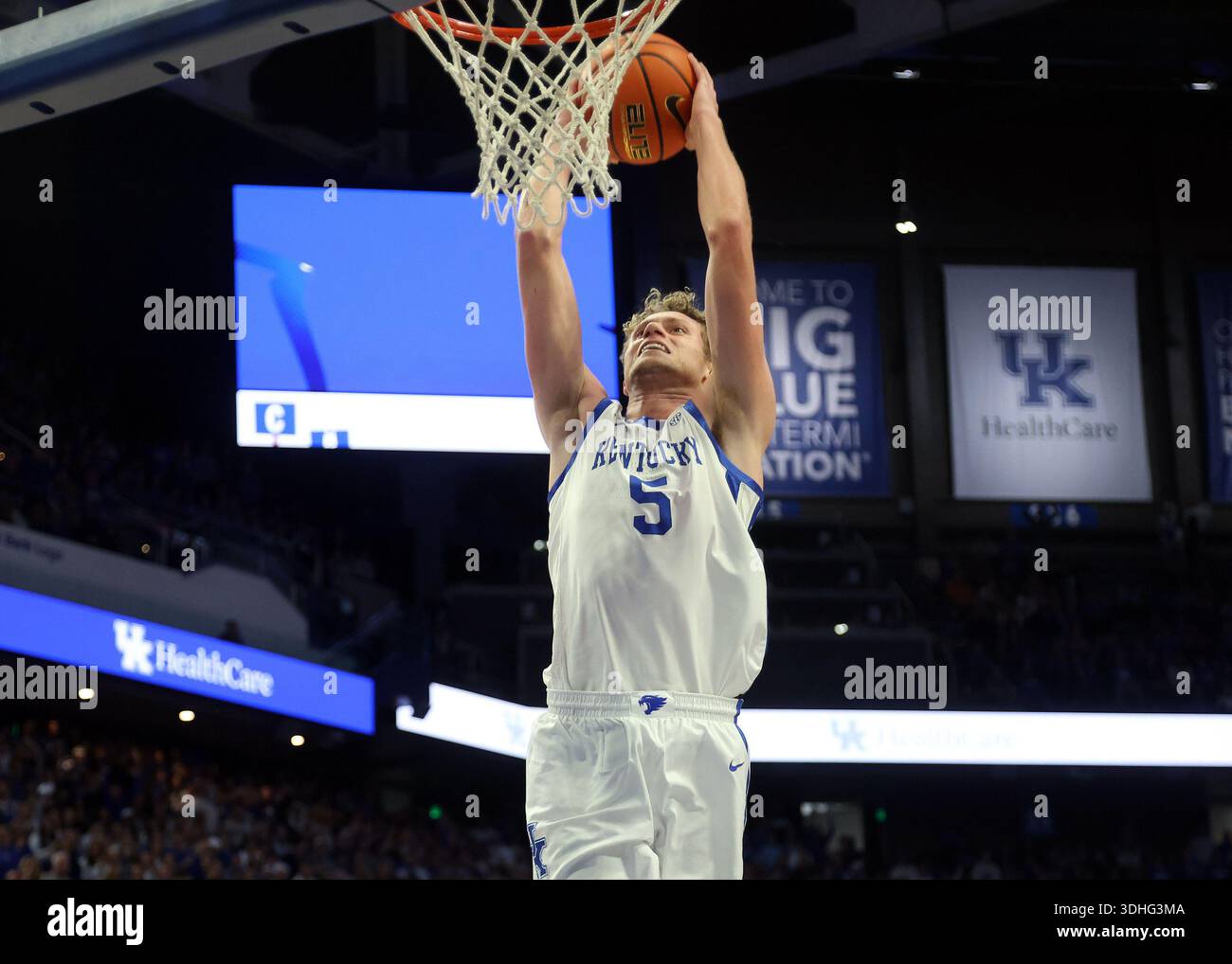 Kentucky's Collin Chandler (5) dunks during the first half of an NCAA ...