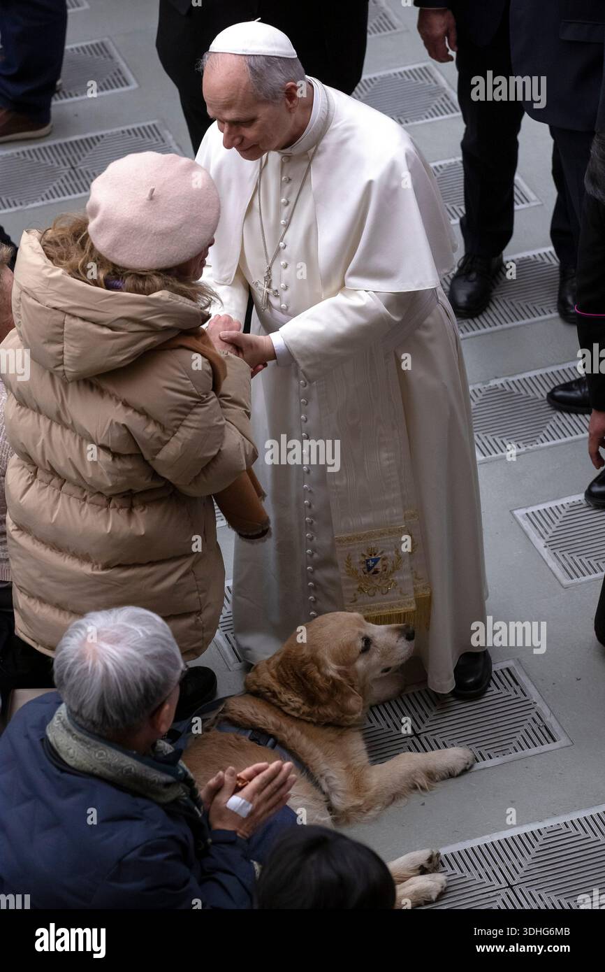 Vatican City, Vatican. 21st Jan, 2026. Pope Leo XIV greets the faithful ...