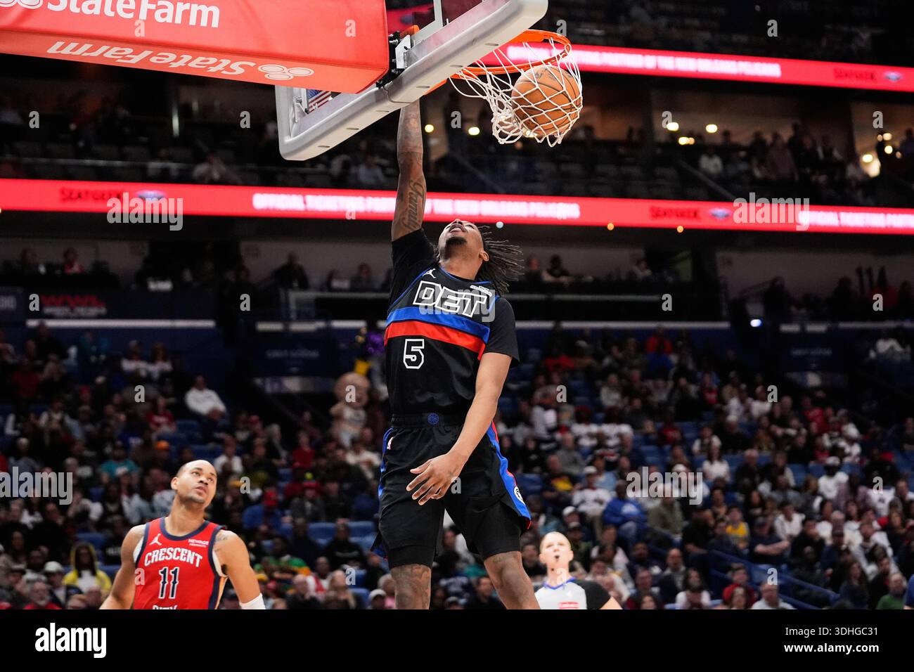 Detroit Pistons forward Ronald Holland II (5) slam dunks over New ...