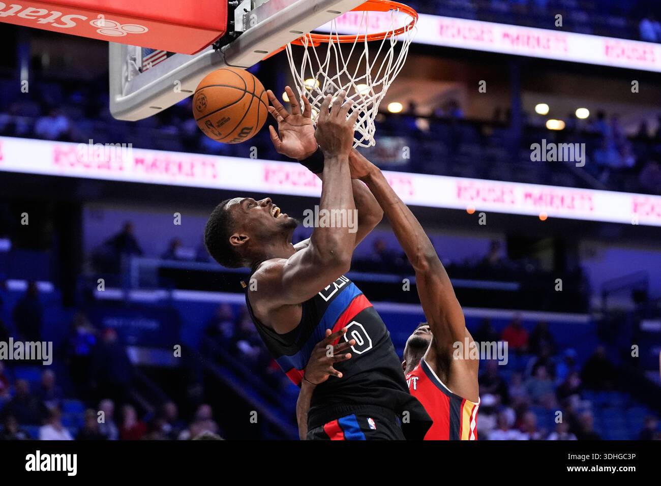 Detroit Pistons center Jalen Duren (0) battles under the basket with ...