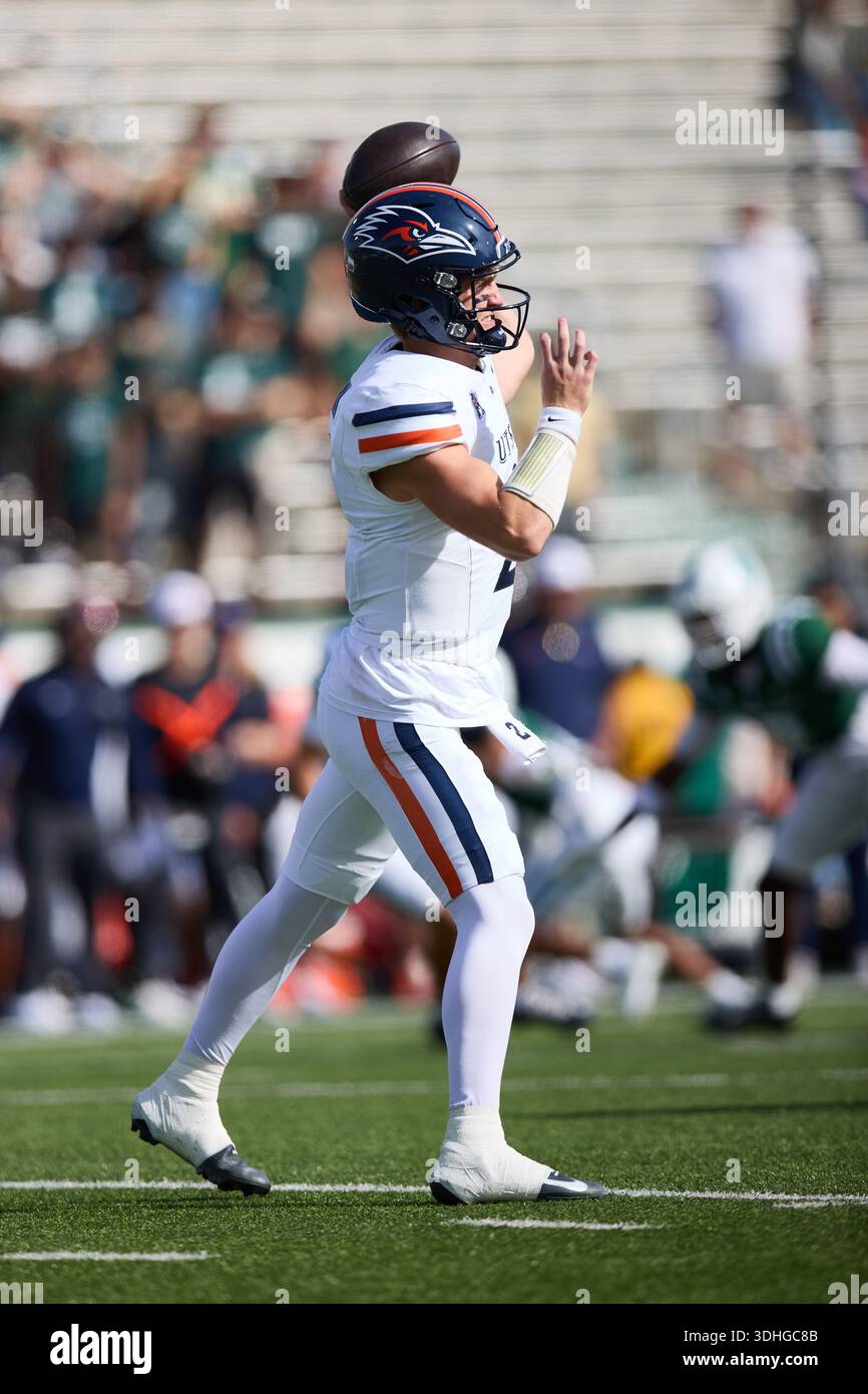 UTSA quarterback Owen McCown (2) passes the ball against Charlotte ...