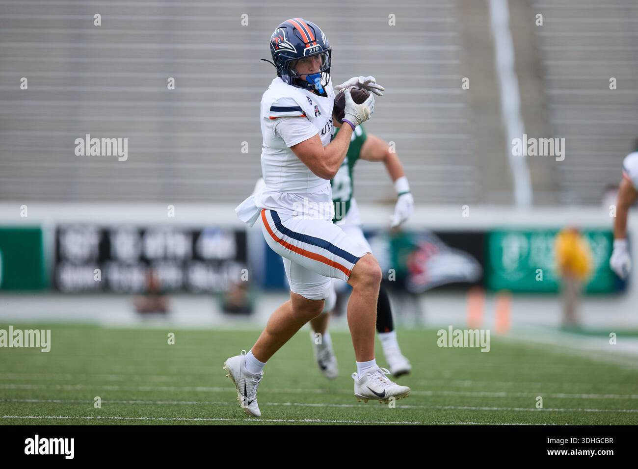 UTSA tight end Houston Thomas (0) catches a pass against Charlotte ...