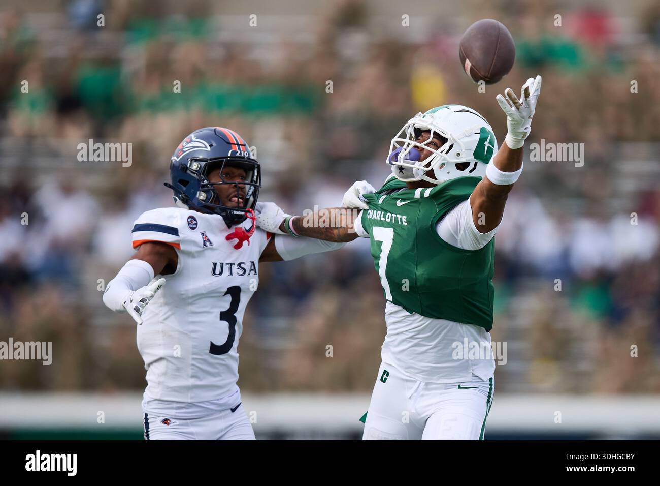 Charlotte wide receiver E. Jai Mason (7) tries to catch a pass in front ...