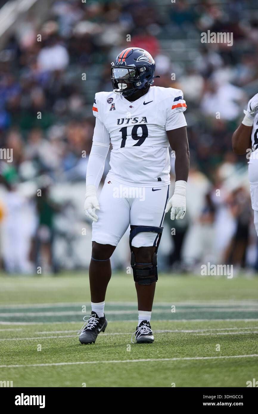 UTSA defensive lineman Johnny Bowens III (19) lines up on defense ...