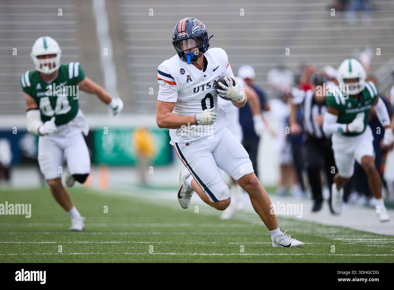UTSA tight end Houston Thomas (0) runs with the ball against Charlotte ...