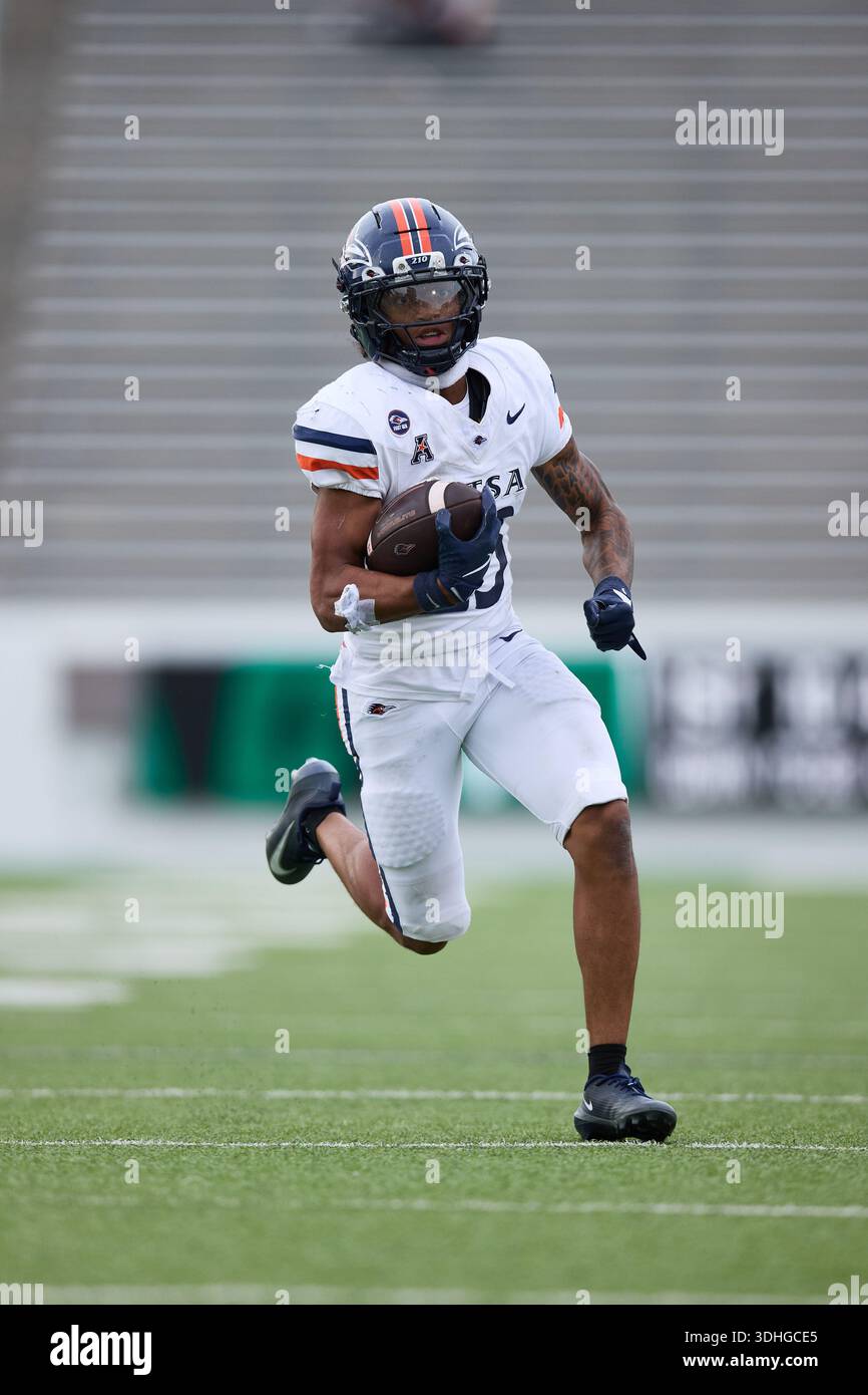 UTSA running back Will Henderson III (23) runs with the ball against ...