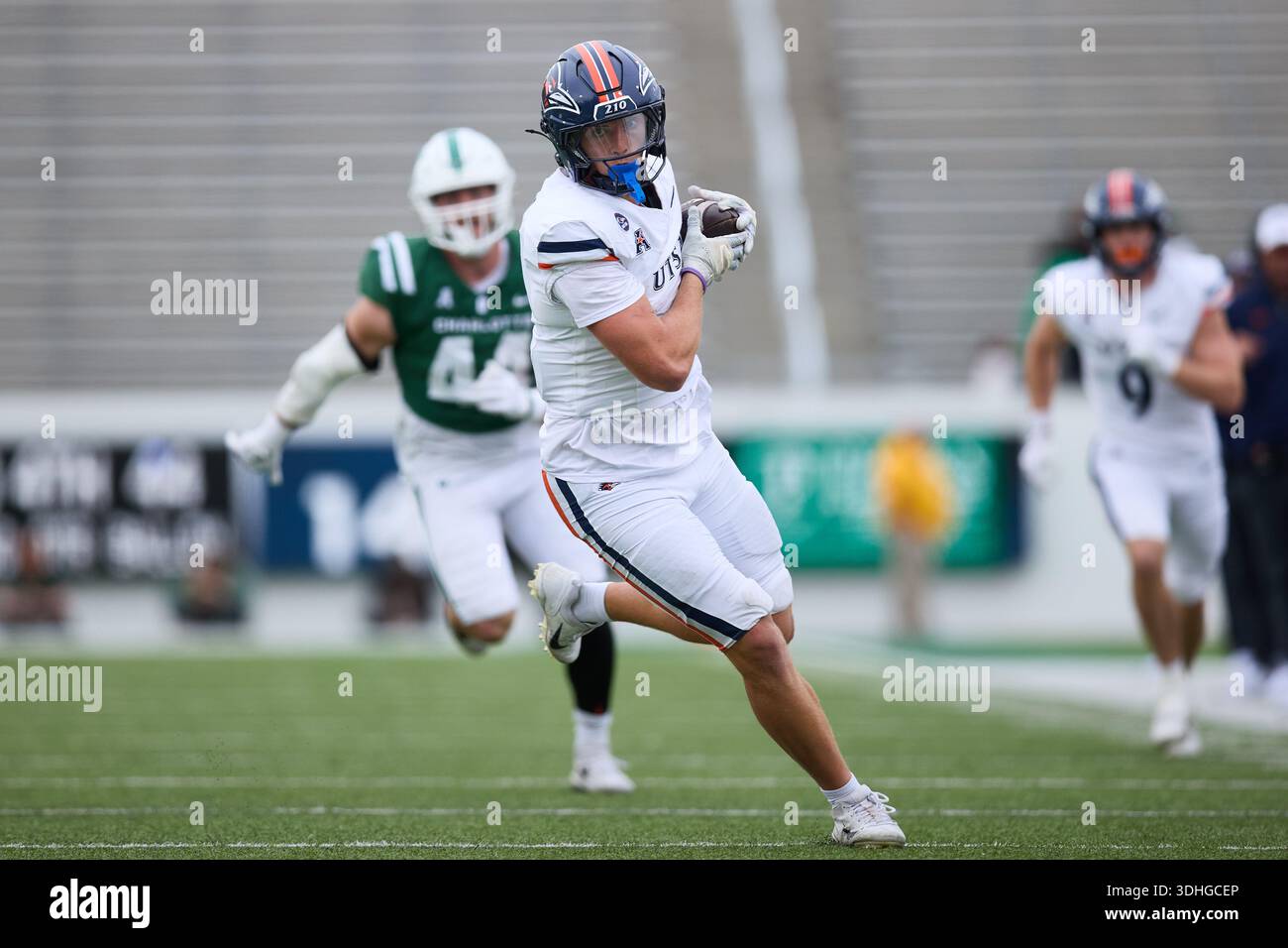UTSA tight end Houston Thomas (0) catches a pass against Charlotte ...