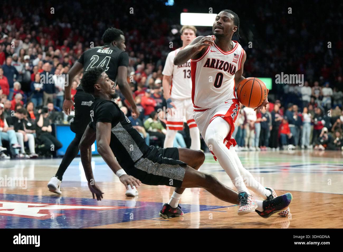 Arizona guard Jaden Bradley (0) drives on Cincinnati guard Sencire ...