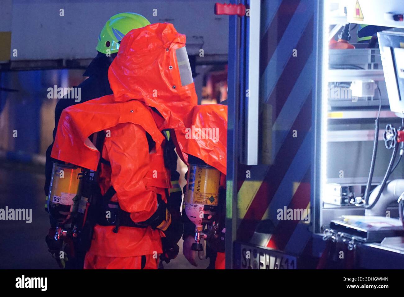 13.01.2026 Symbolfoto: Einsatzkräfte der Feuerwehr bei einer Gefahrgut ...