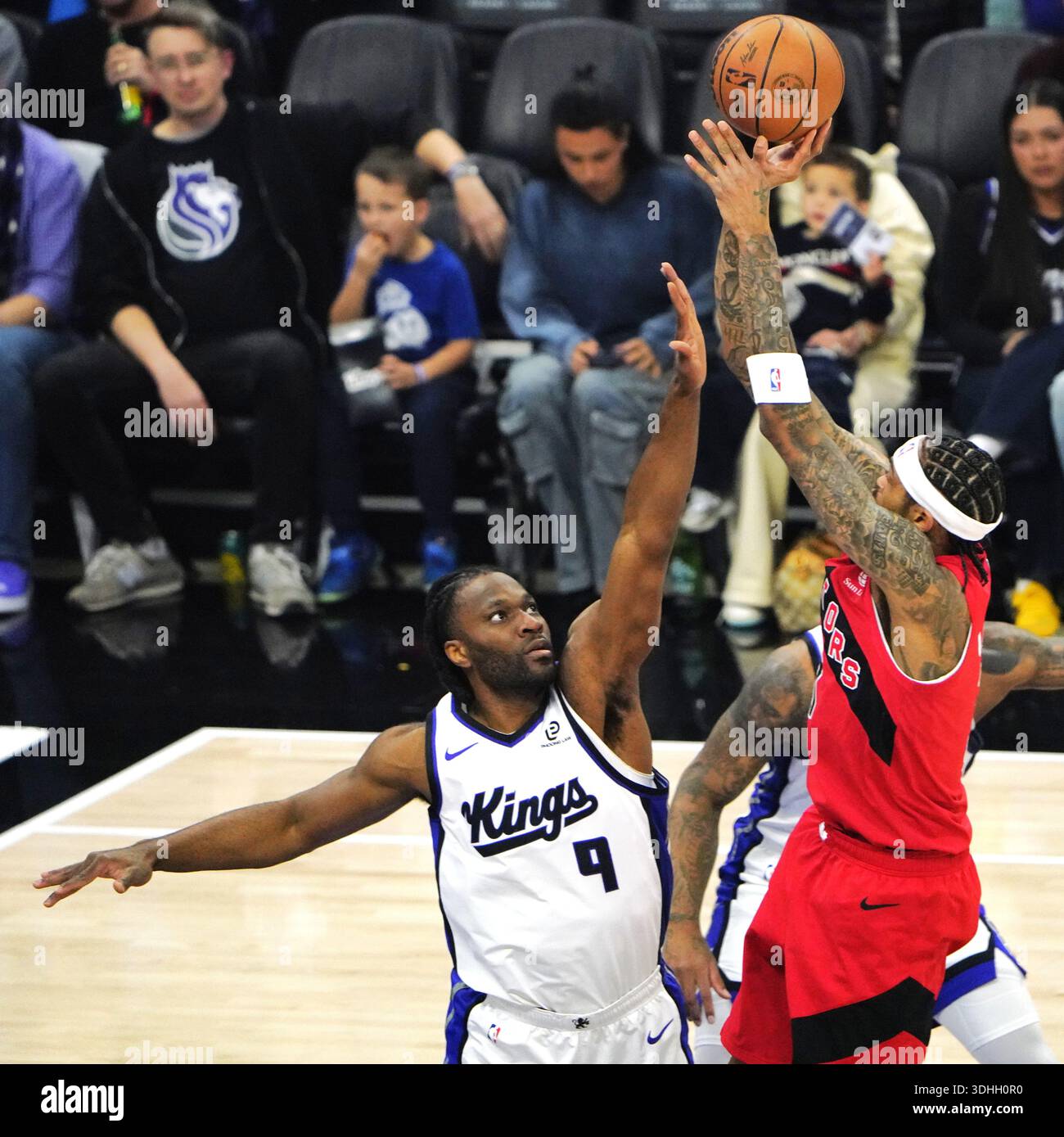 Sacramento, USA. 21st Jan, 2026. Sacramento Kings' Precious Achiuwa (L ...