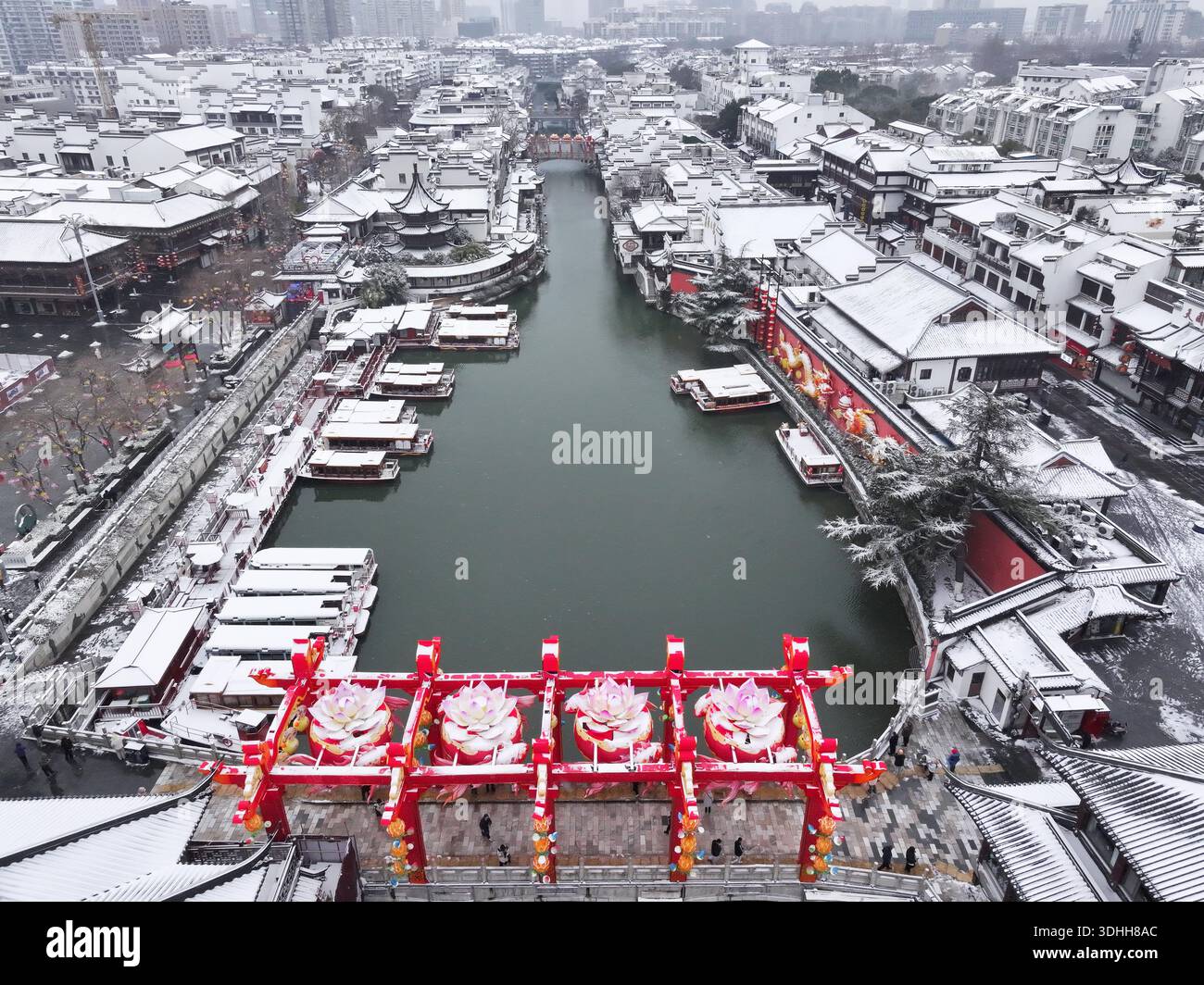 The Qinhuai River banks and Confucius Temple Scenic Area are covered ...