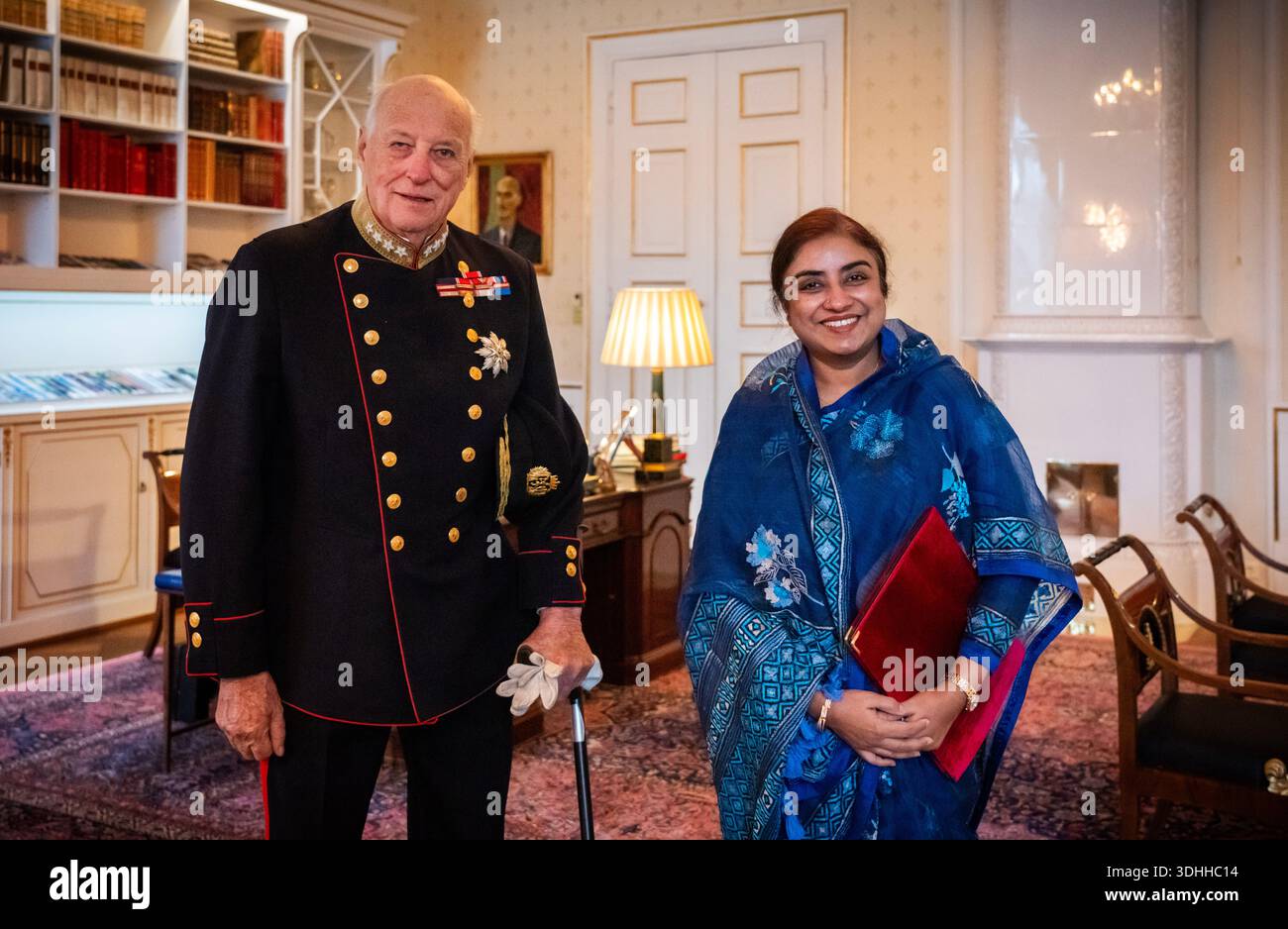 Bangladesh family formal photo hi-res stock photography and images - Alamy