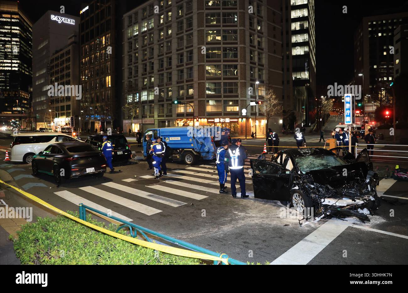 A photo shows the scene of five-vehicle araffic accident in Minato Ward ...