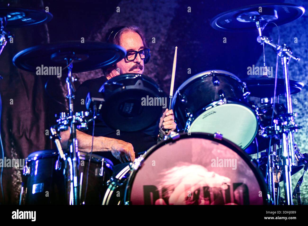 Garbage (Butch Vig, drums) playing live in Obras Stadium, Buenos Aires ...
