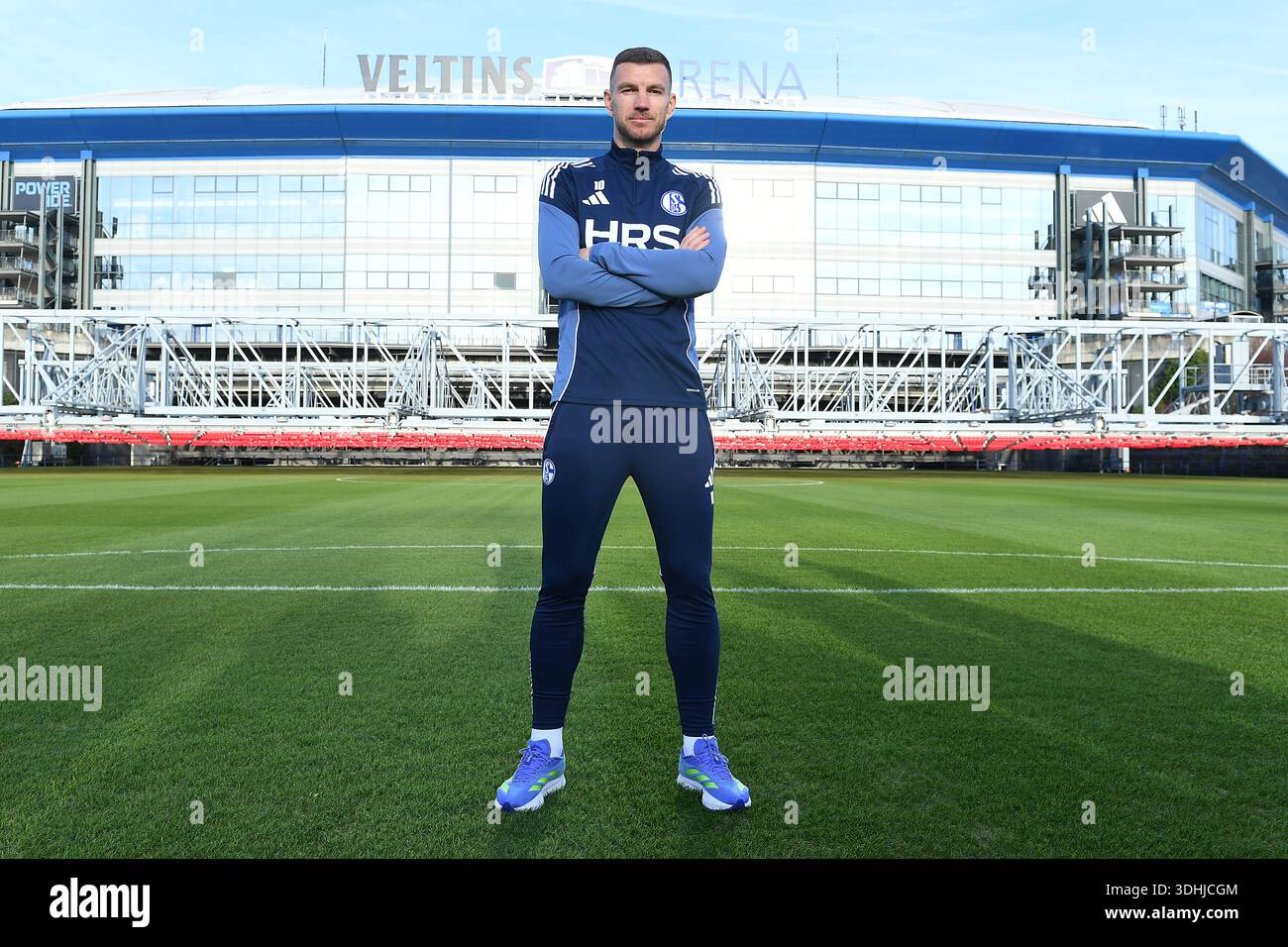 Gelsenkirchen, Germany. 22nd Jan, 2026. Vorstellung von Edin Dzeko beim ...