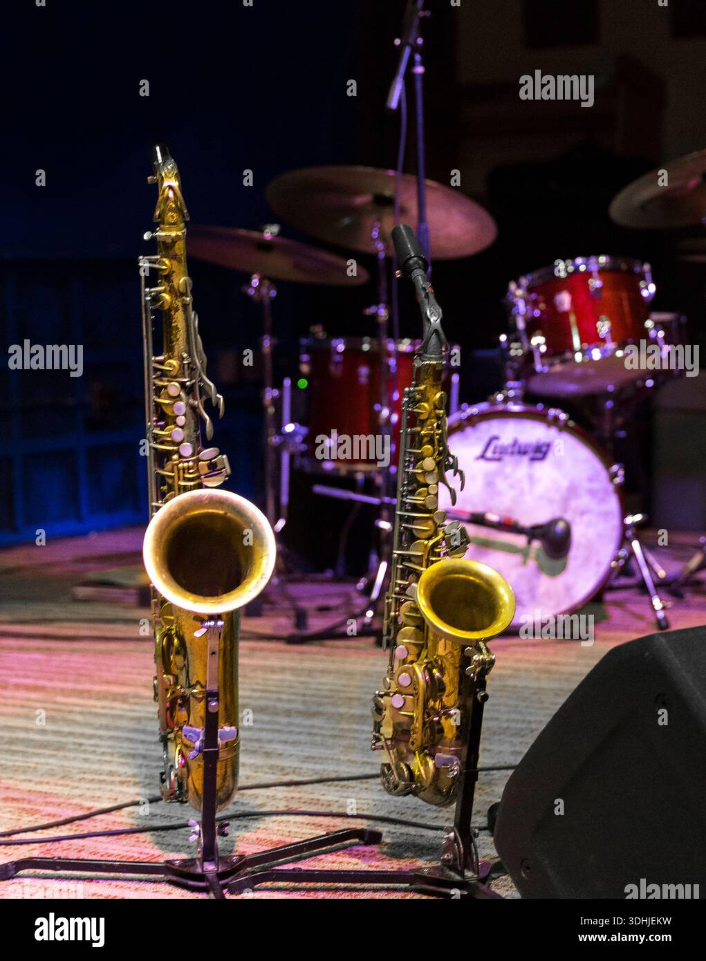Tenor saxophones hi-res stock photography and images - Alamy