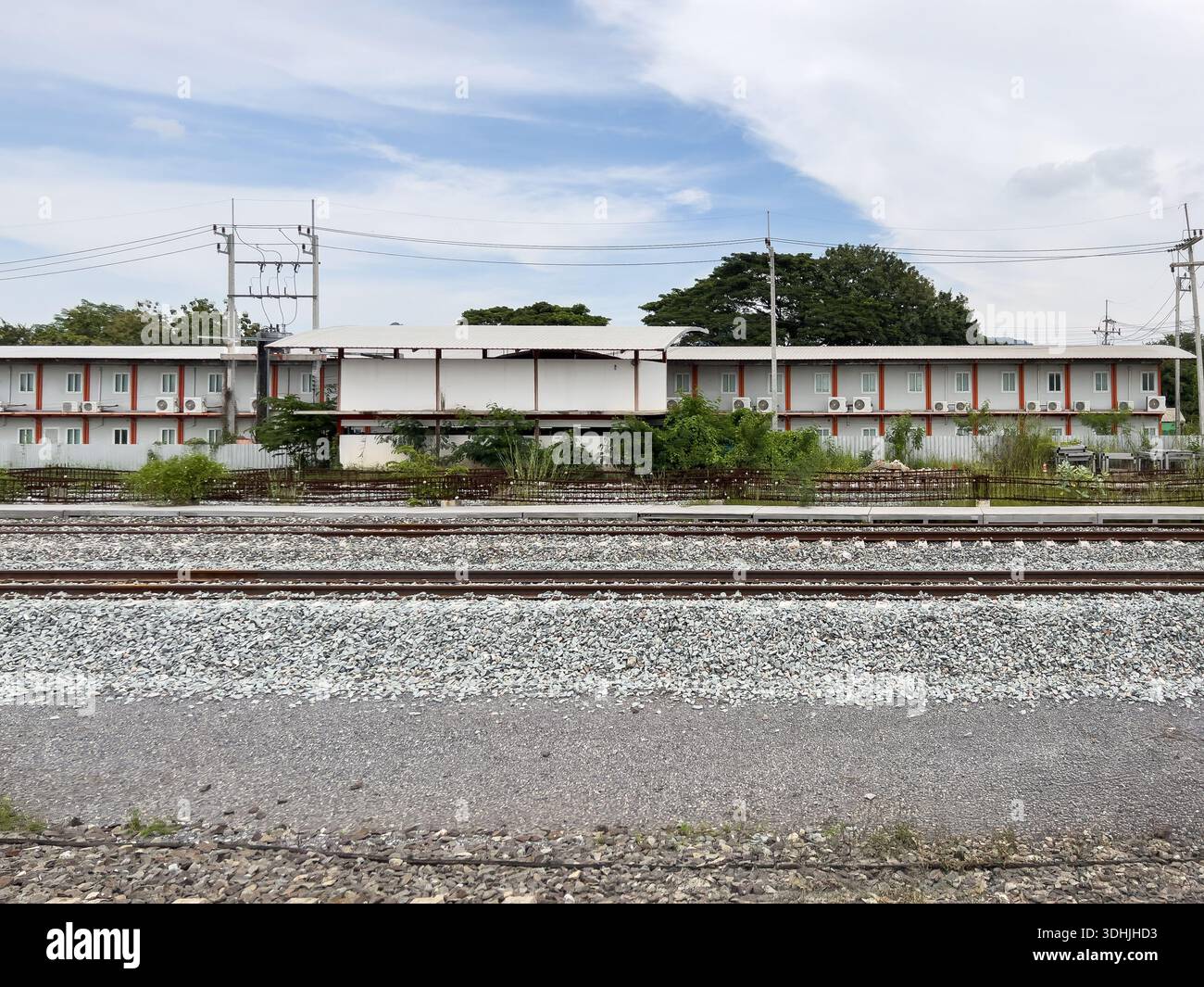 Temporary shelter railway station hi-res stock photography and images ...