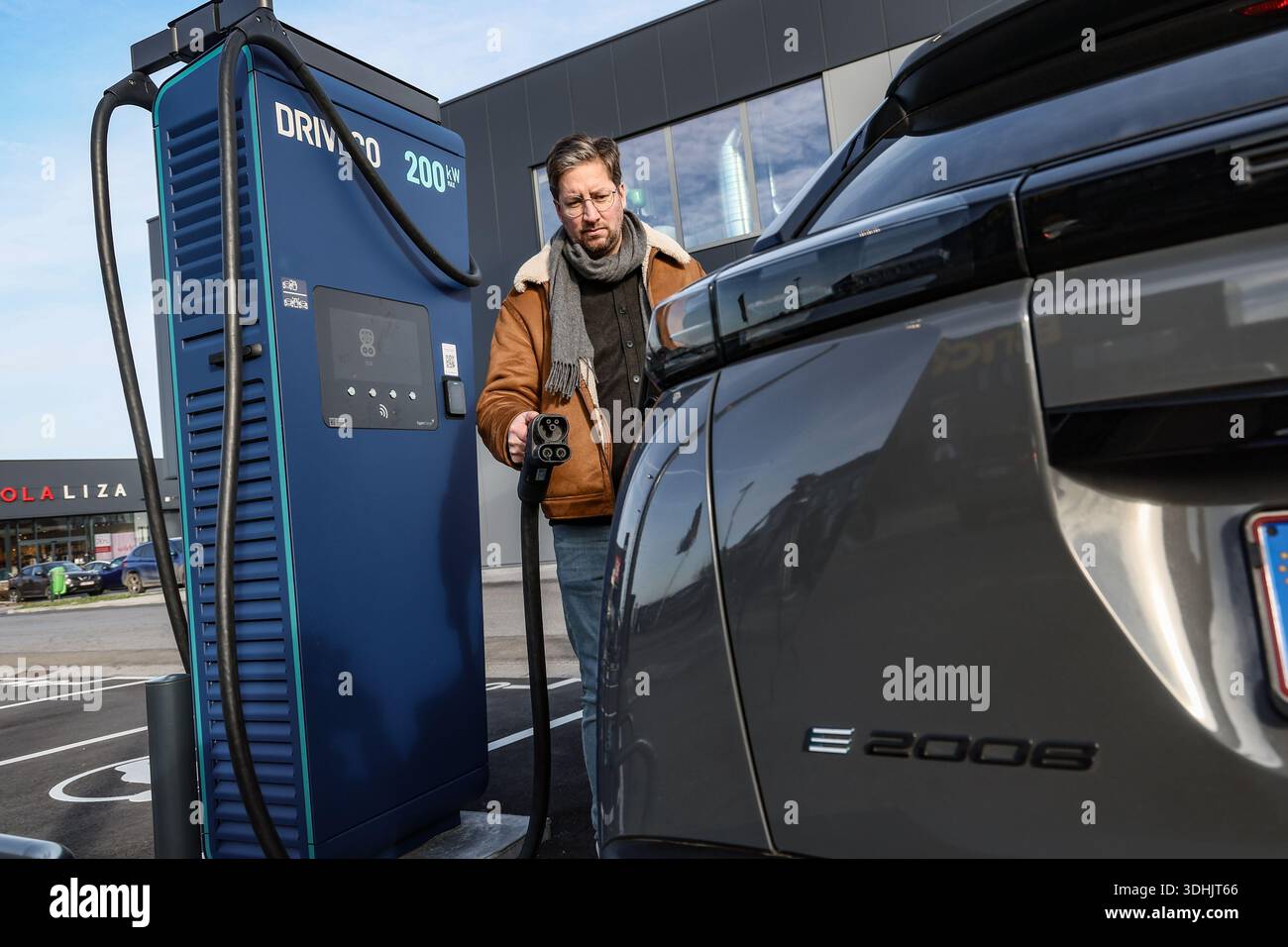 Hannut, Belgium. 22nd Jan, 2026. An electric vehicle charges at the ...