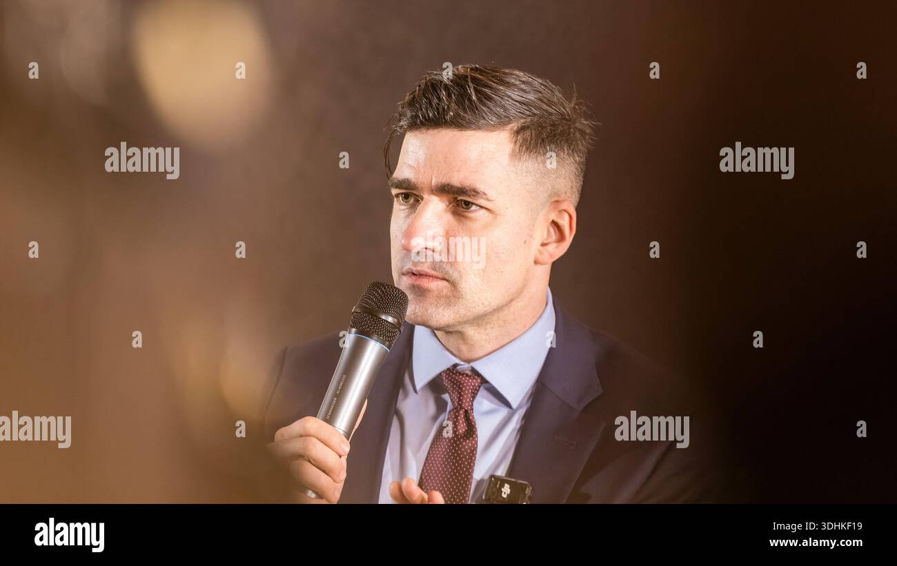 Vetschau, Germany. 22nd Jan, 2026. Martin Sellner speaks at a press ...