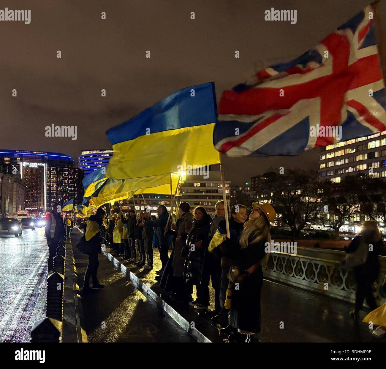 London, UK. 22 January 2026. Ukrainians and supporters form a human ...