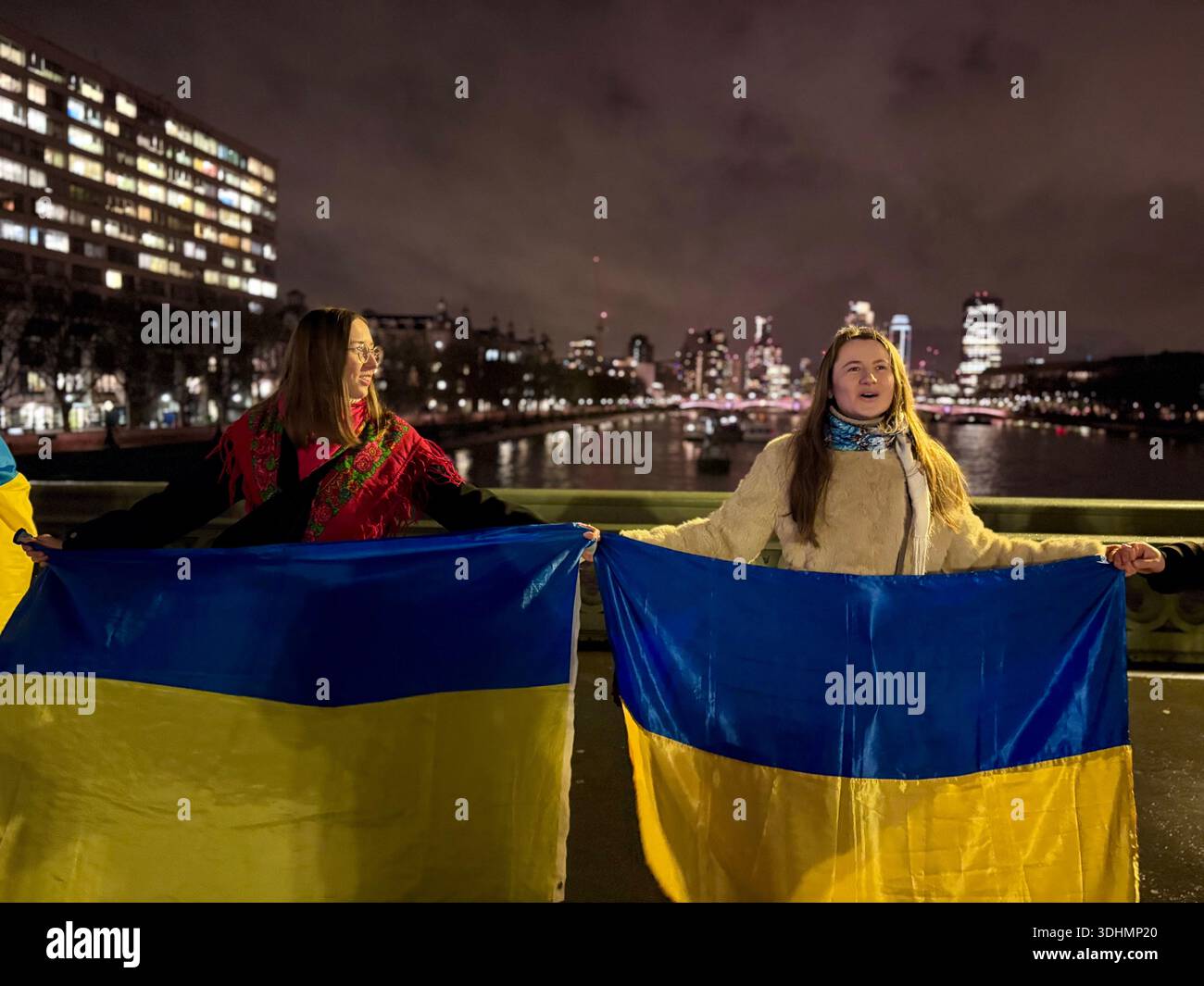 London, UK. 22 January 2026. Ukrainians and supporters form a human ...