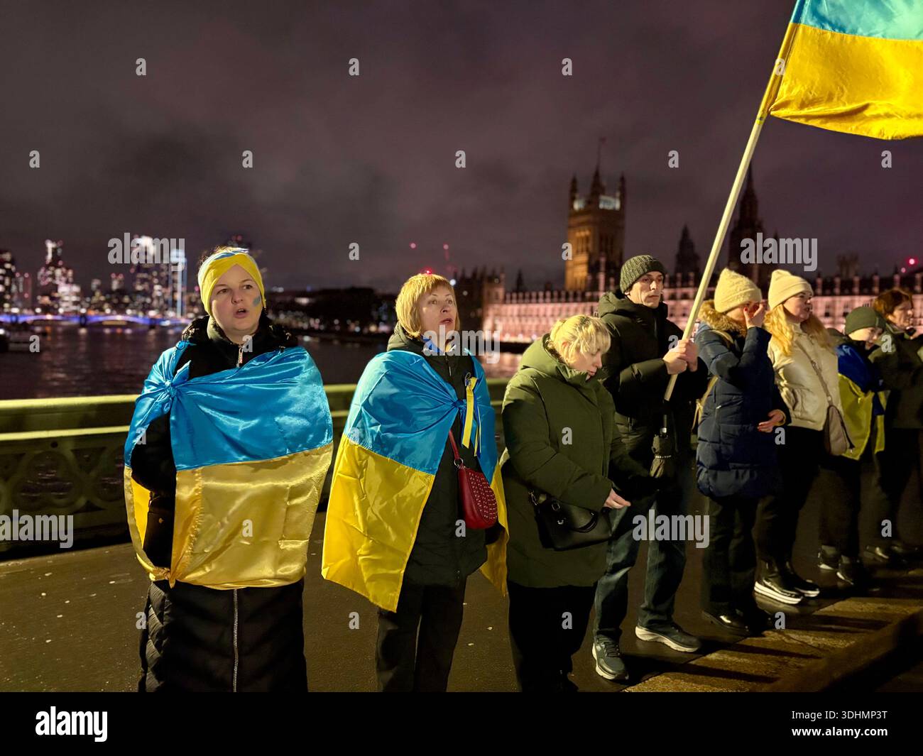 London, UK. 22 January 2026. Ukrainians and supporters form a human ...
