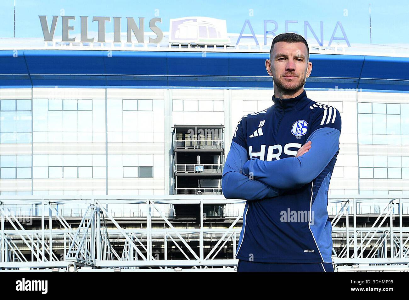 Gelsenkirchen, Germany. 22nd Jan, 2026. Vorstellung von Edin Dzeko beim ...